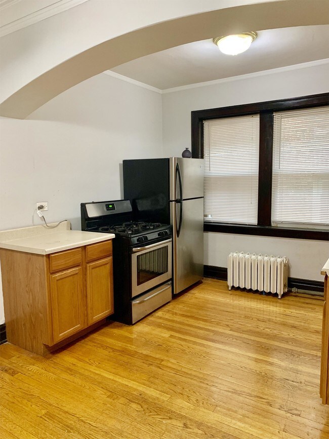 2121 Euclid Ave Unit 8, Berwyn, IL 60402 - Room for Rent in Berwyn, IL ...