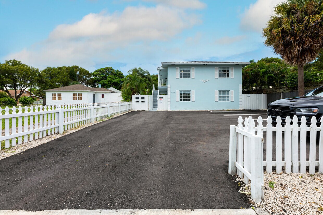 5207 N Flagler Dr Unit 4, West Palm Beach, FL 33407 - Room for Rent in ...