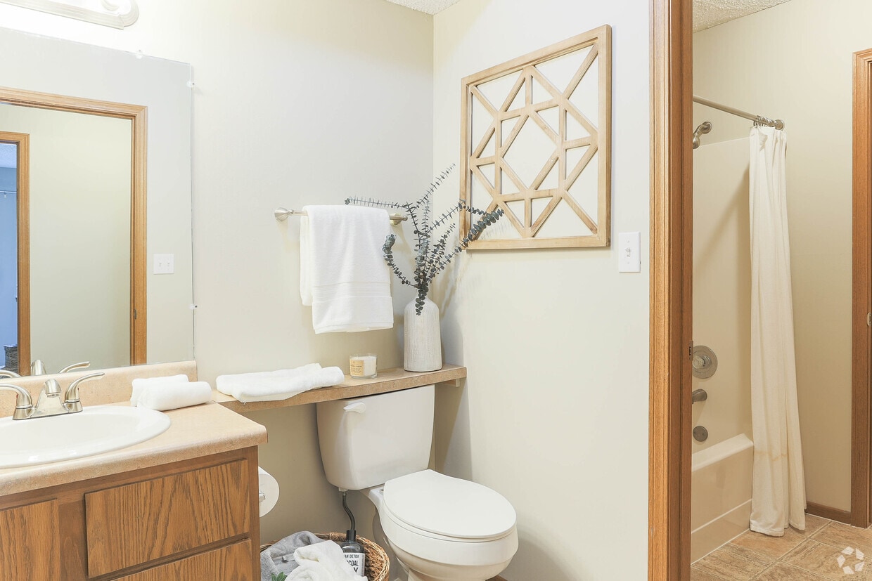 Old Cheney Place by Broadmoor - 5501 Warwick Ct Lincoln, NE 68516 ...