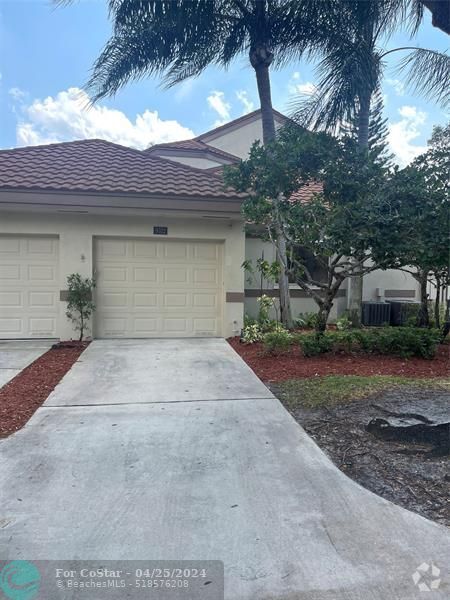 Jacaranda Pointe Apartments for Rent with a Living Room - Plantation ...