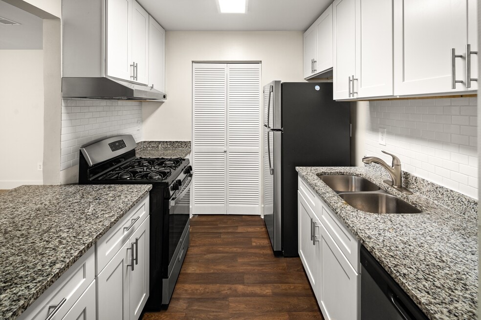 Apartments for Rent with a Walk-In Closet Near Fontaine Forest ...