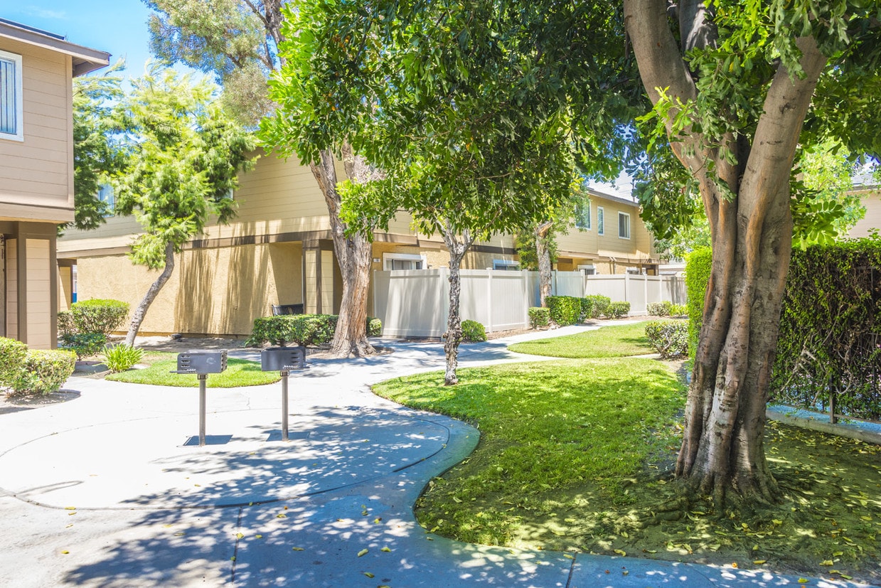 Mountain Crest Townhomes - 8888 Citrus Ave Fontana, CA 92335 ...