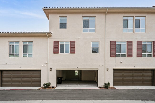 Enclave Heritage Townhomes - 1800 Santa Carolina Ave Chula Vista, CA ...