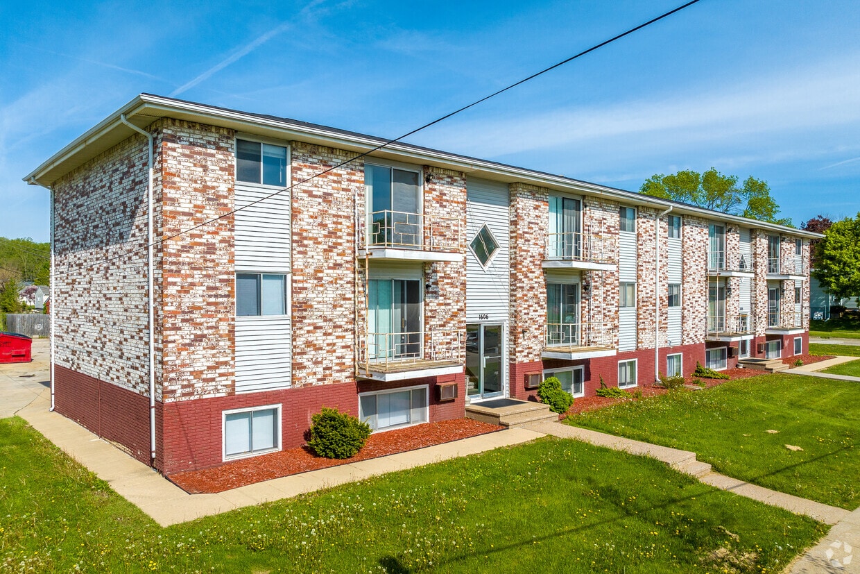 The Malory Apartments - 1601 30th St Nw Cedar Rapids, IA 52405 ...