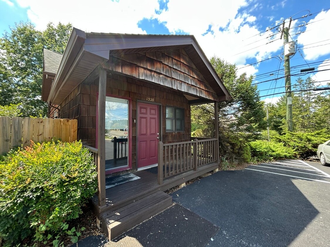 1320 N Main St Unidad Short-term Rental, Blacksburg, VA 24060 ...