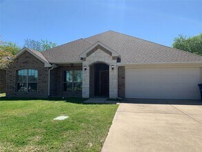 Apartments for Rent with Parking in Garrett TX