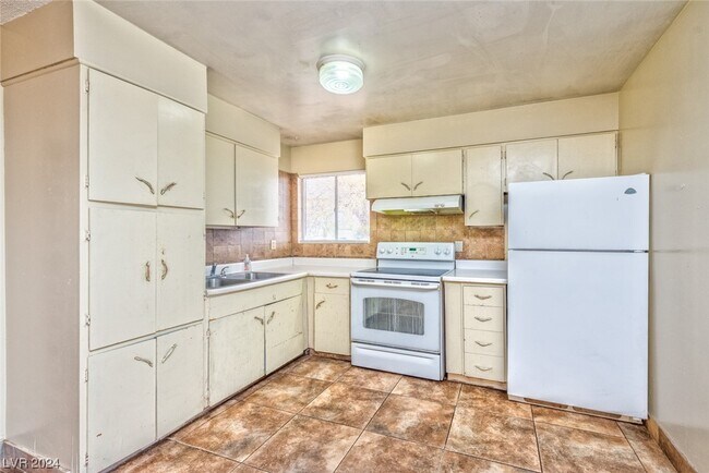 421 N Decatur Blvd, Las Vegas, NV 89107 - Townhome Rentals in Las Vegas ...