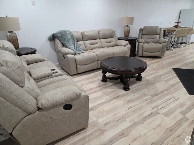 Apartments for Rent with a Walk-In Closet in Oxly MO