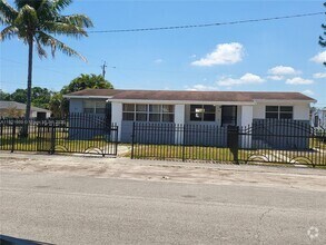 Duplex For Rent in Pinewood FL