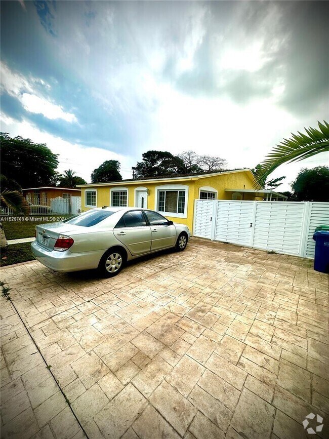 Seaboard Industrial Park Apartments for Rent with a Swimming Pool ...