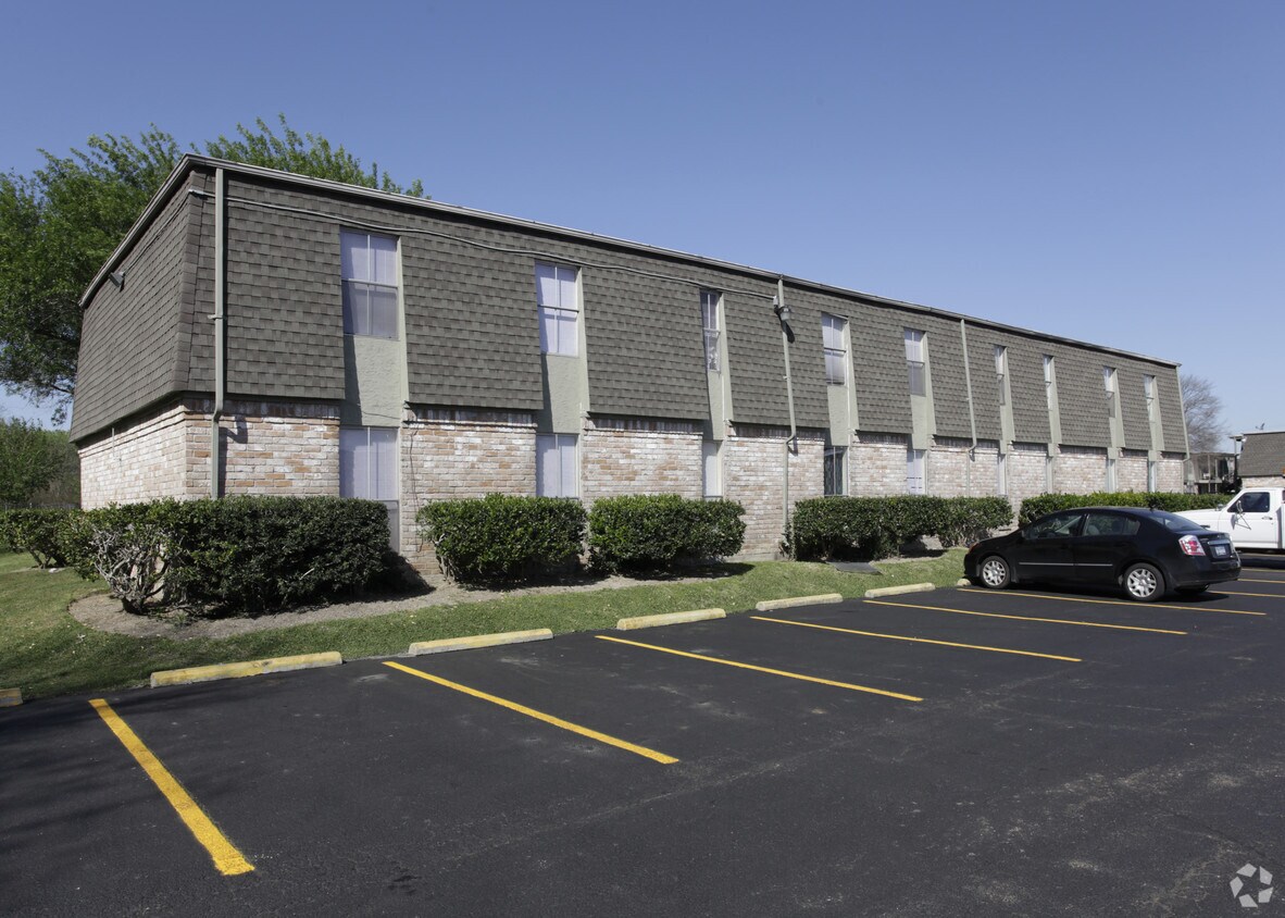 Highland Square Apartments - 2401 S Johnson St Alvin, TX 77511 ...
