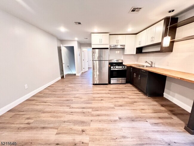 114 Maple Ave Unit 2L, Montclair, NJ 07042 - Room for Rent in Montclair, NJ | Apartments.com