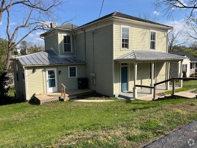 Lewiston Apartments for Rent with Hardwood Floors - Staunton, VA ...