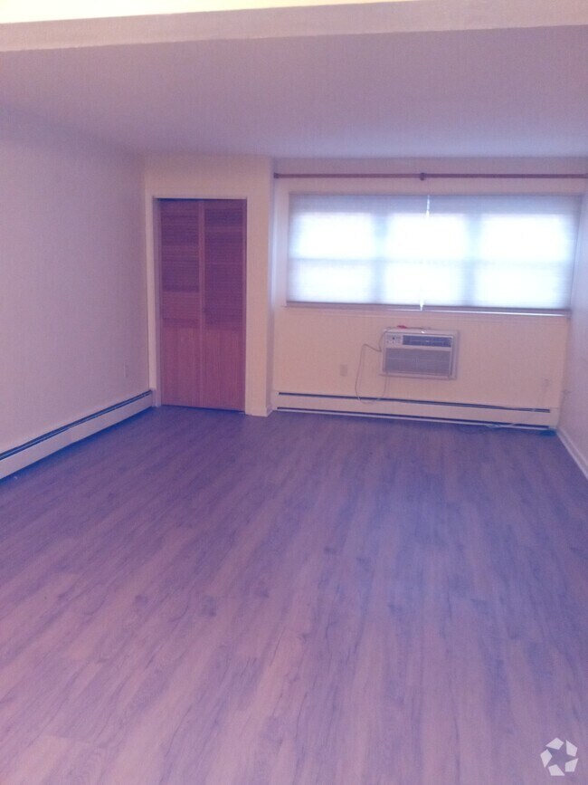 West Side Apartments for Rent with Extra Storage - Manchester, CT - 2 ...