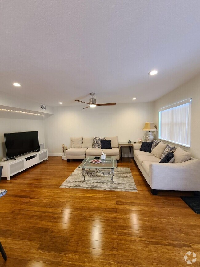 Kings Point Valencia Apartments for Rent with Hardwood Floors - Delray ...