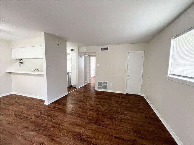 321 E Cedar St Unit 10, Angleton, TX 77515 - Room for Rent in Angleton ...