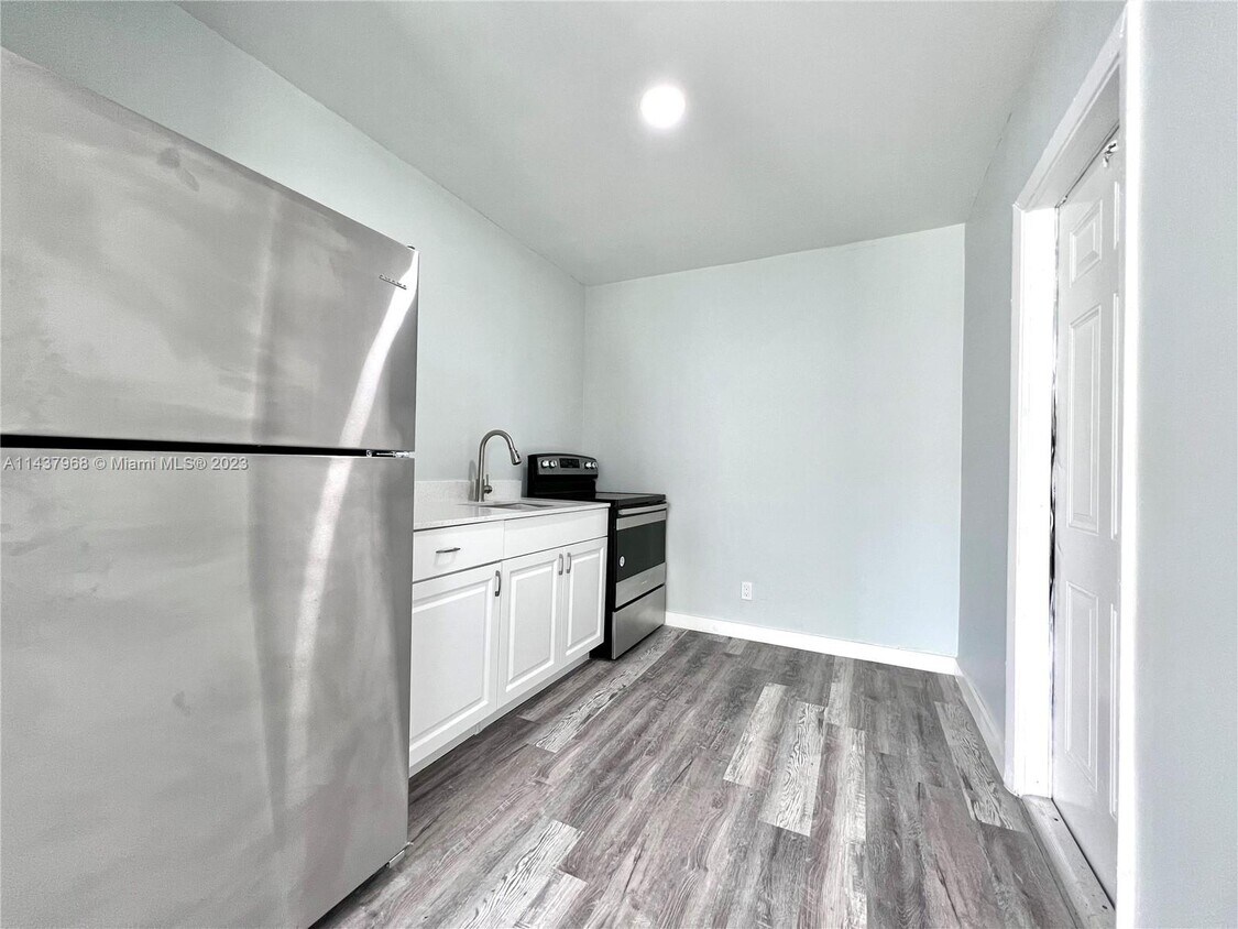 835 NW 7th St Unit 4, Hallandale Beach, FL 33009 - Room for Rent in ...