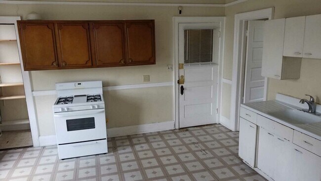 3036 N Fratney St Unit 4, Milwaukee, WI 53212 - Room for Rent in ...