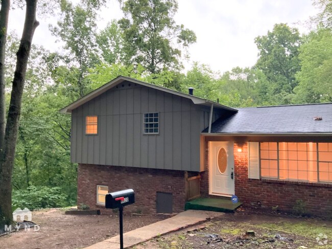 Roebuck Springs Historic District Apartments for Rent with a Garage ...