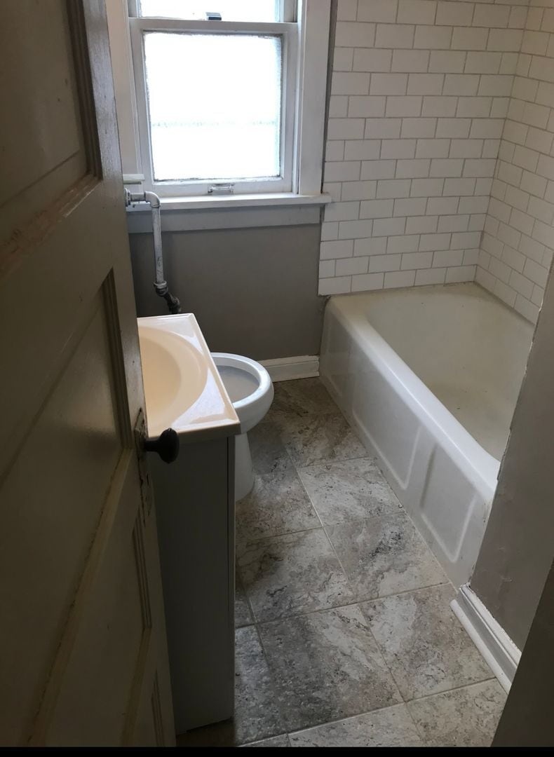 3272-72A N 5th St Unit Upper, Milwaukee, WI 53212 - Room for Rent in ...