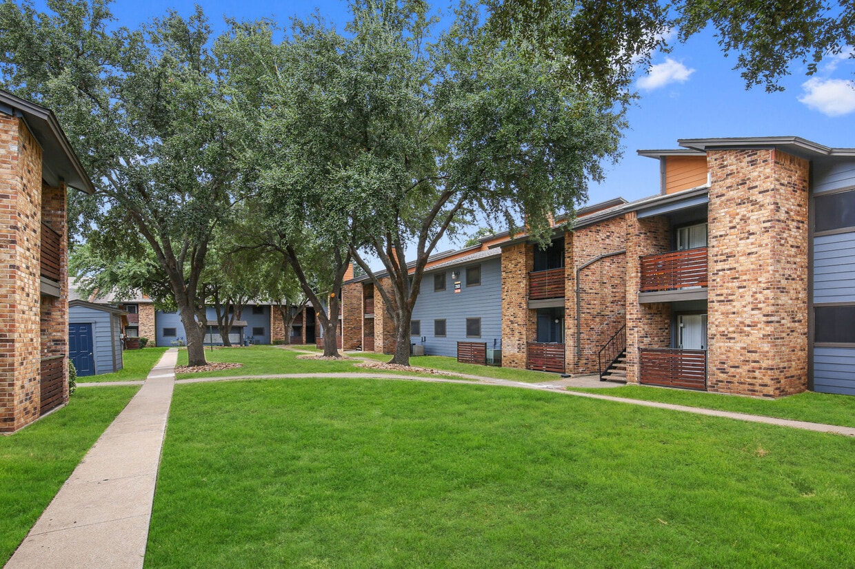 The District on Collins - 2910 S Collins St Arlington, TX 76014 ...