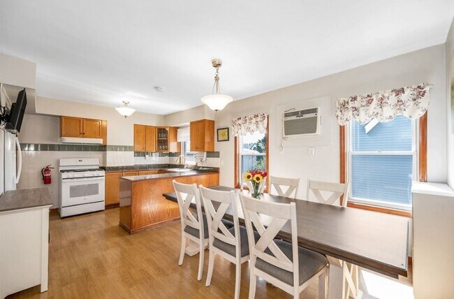 West Everett Apartments for Rent with a Walk-In Closet - Everett, MA ...