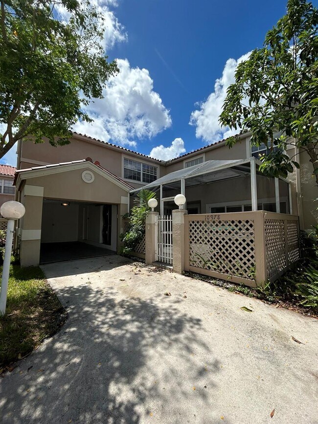 Embassy Lakes Ventana Apartments for Rent with Hardwood Floors ...