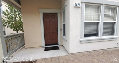 Somersett Town Center Residential Apartments for Rent with a Swimming ...