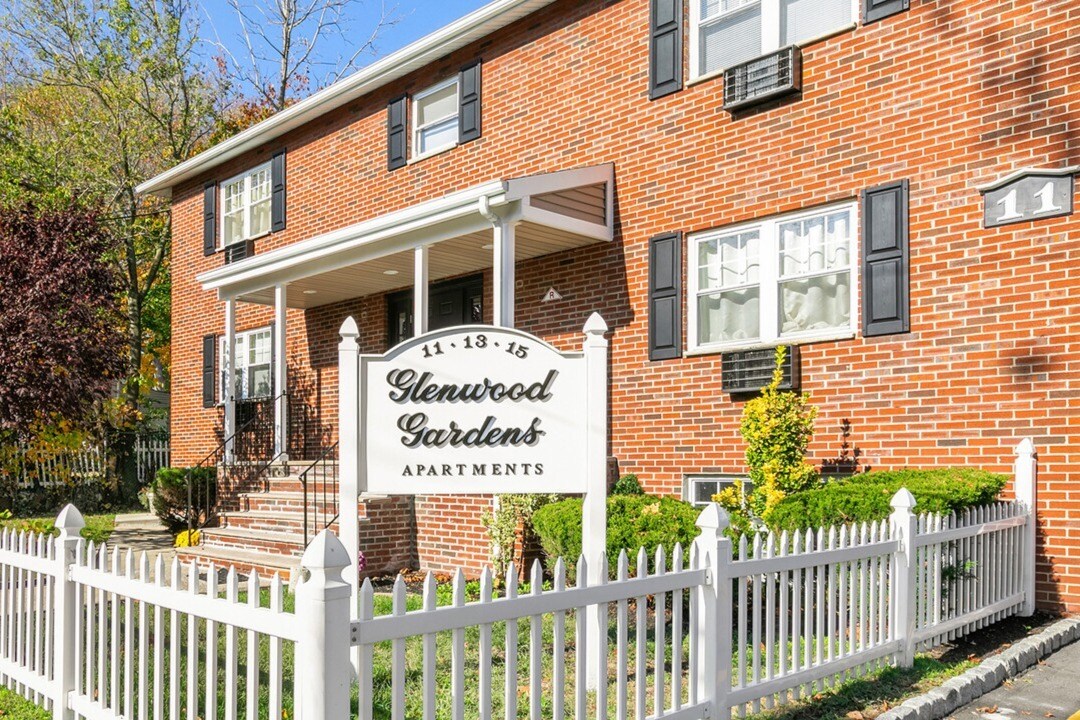 Glenwood Gardens Apartments Rentals in Bloomfield at 11-15 Henry St ...