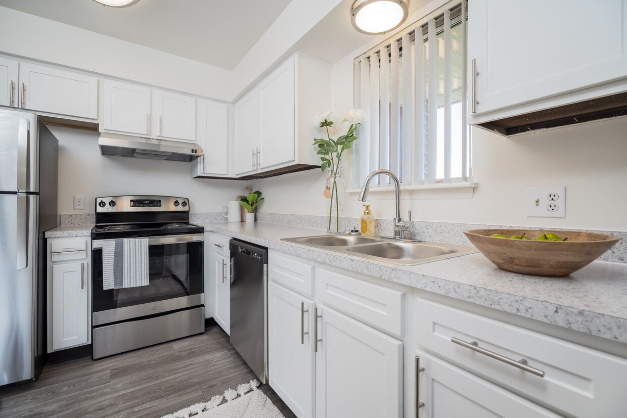 Clinton Place Apartments - 42566 Clinton Place Dr Clinton Township, MI ...
