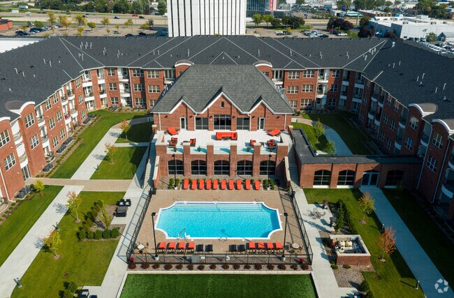 Normandale Lake Apartments for Rent with a Dog Park - Bloomington, MN ...