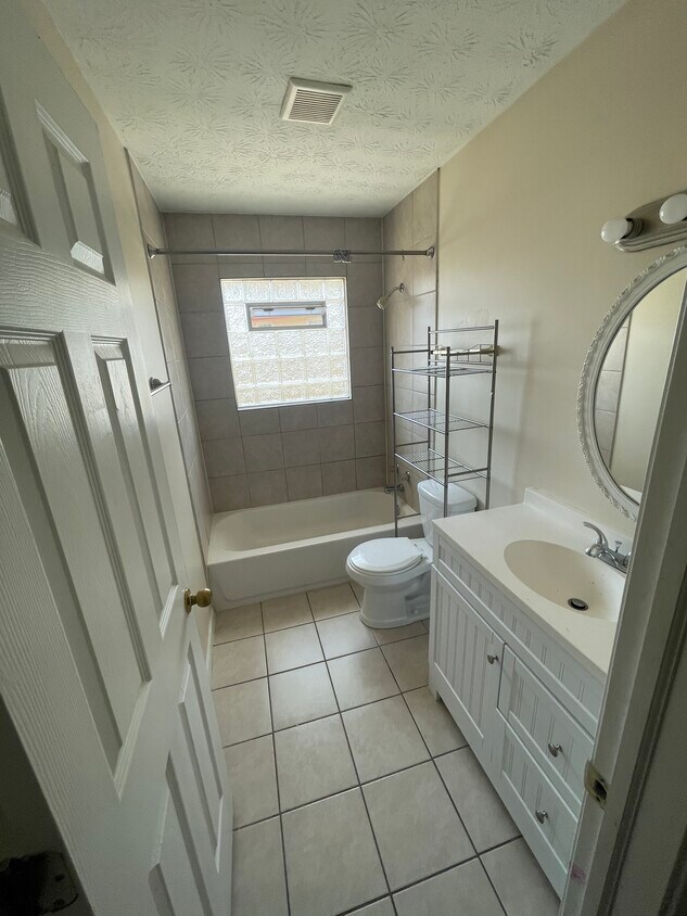 3696-3698 McCarley Dr S Unit 3696 McCarley, Columbus, OH 43228 - 3696 ...