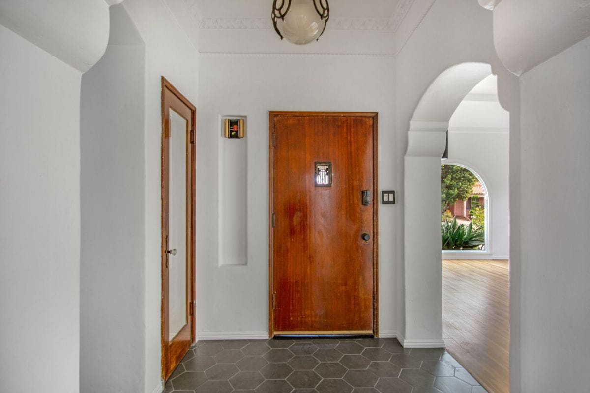 4126 S Bronson Ave, Los Angeles, CA 90008 | Apartments.com