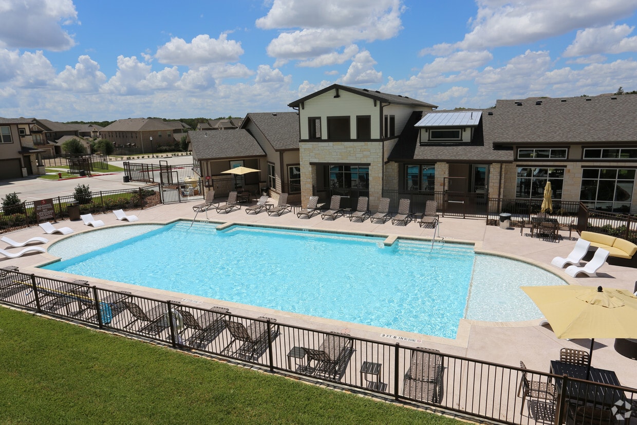 The Curve At Crescent Pointe