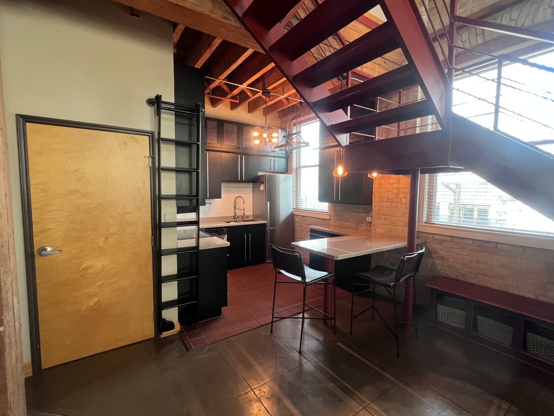 904 E Pearson St Unit 124, Milwaukee, WI 53202 - Condo for Rent in ...