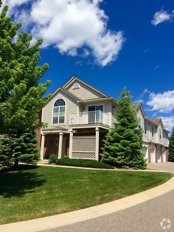 Maple Crossing Apartments for Rent with High Ceilings - Walled Lake, MI ...
