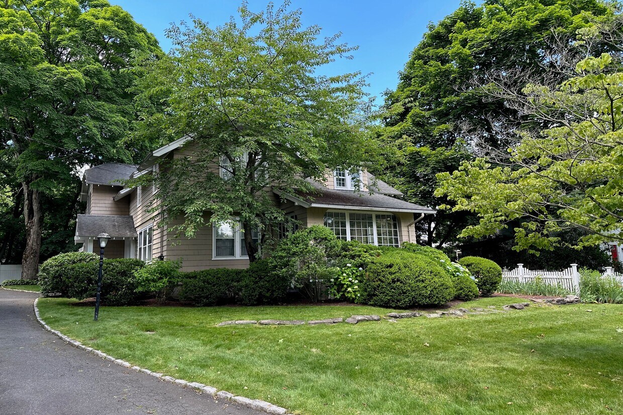 2 Sachem Ln, Greenwich, CT 06830 - House Rental in Greenwich, CT ...