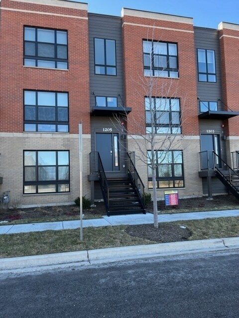 1205 Lakepointe Dr, Schaumburg, IL 60173 - Townhome Rentals in Schaumburg IL | Apartments.com