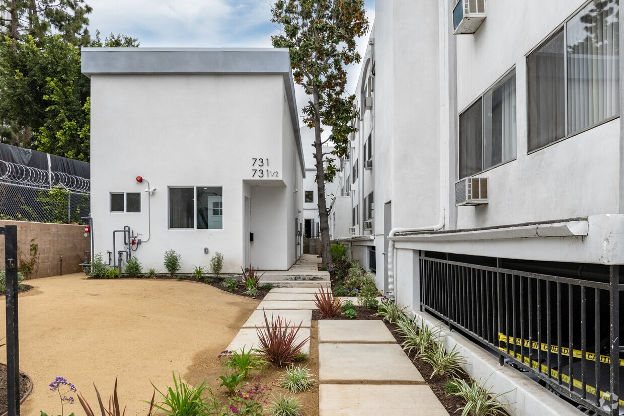 Fairfax Townhomes - 737 1/2 S Genesee Ave Los Angeles, CA 90036 ...