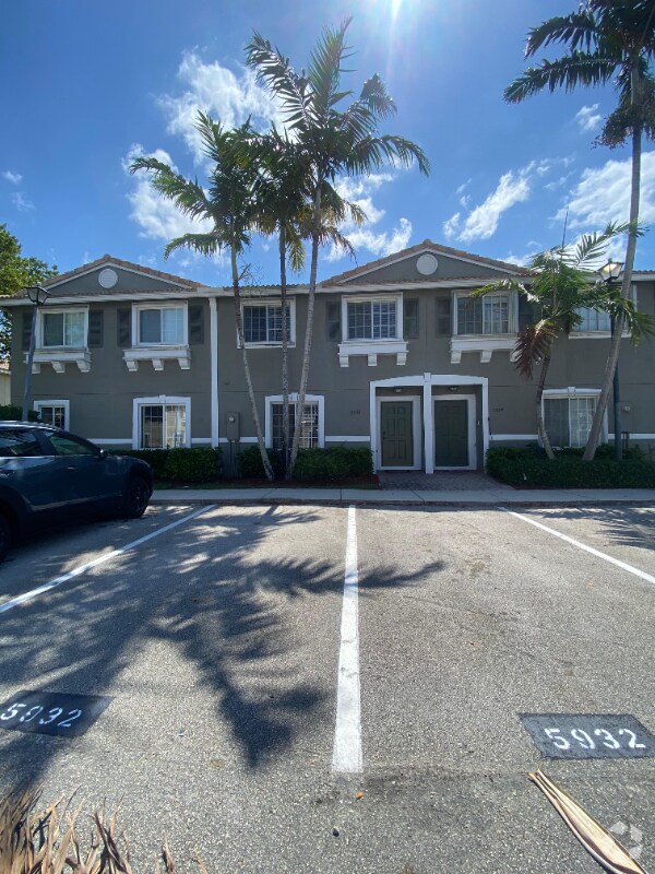 Plum Harbor Apartments for Rent with Extra Storage - Tamarac, FL ...