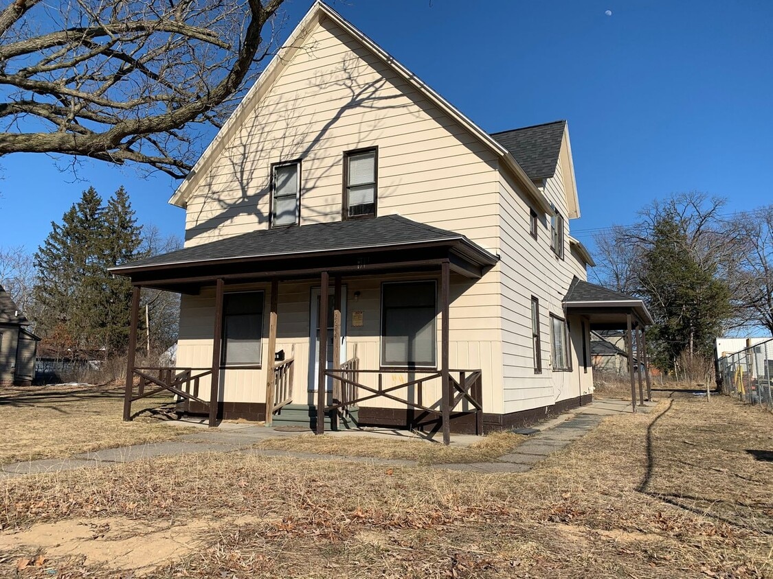 2644 8th St Unit #2, Muskegon Heights, MI 49444 - Room for Rent in ...
