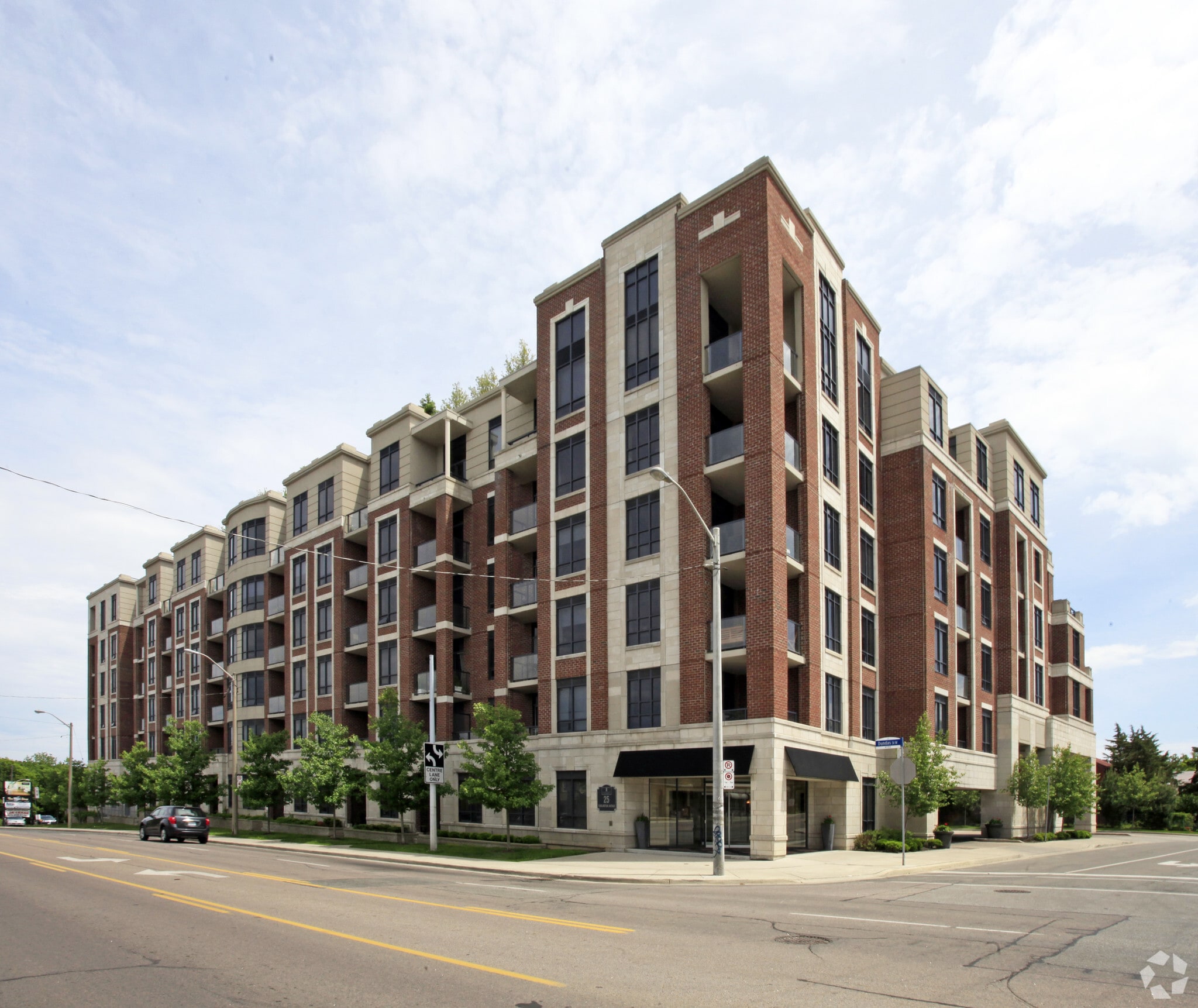 Essence Kingsway Apartments - 120 Earlington Ave Toronto, ON ...