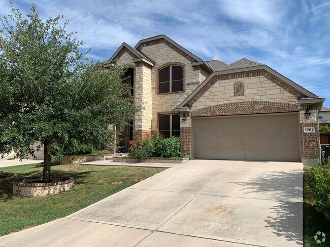 The Summit at Alamo Ranch Apartments for Rent with a Garage - San ...