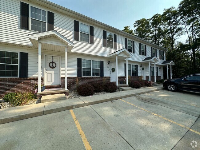 The Landing Estates Student Apartments for Rent - Normal, IL - Updated ...