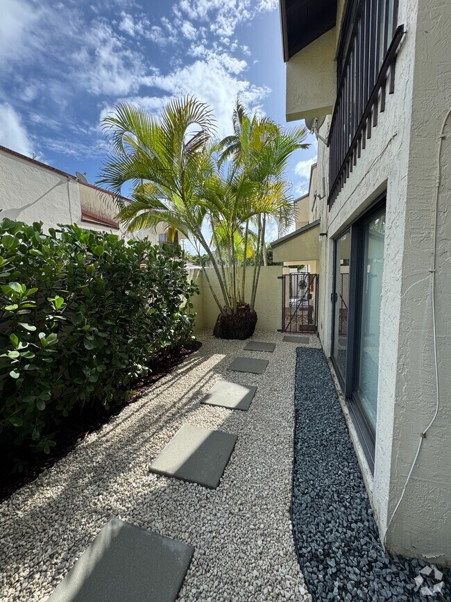 Coral Reef Estates Apartments for Rent with Extra Storage - Palmetto ...