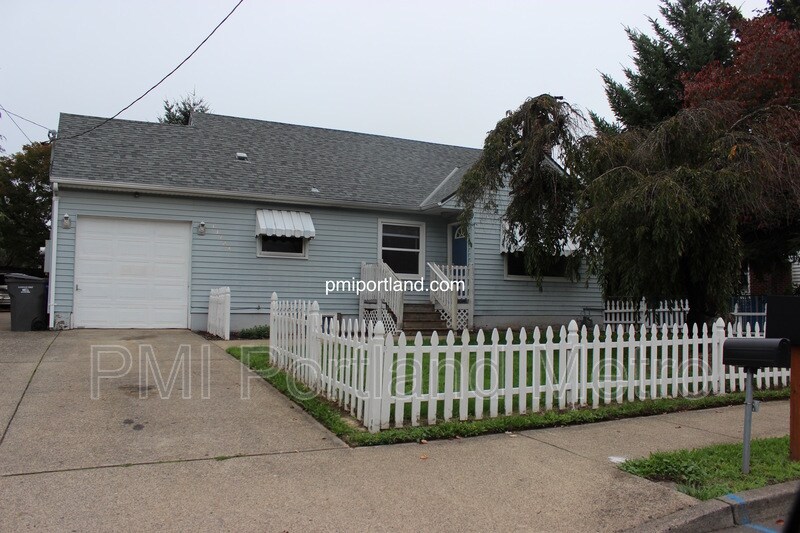 13709 E Burnside St, Portland, OR 97233 - House Rental in Portland, OR ...