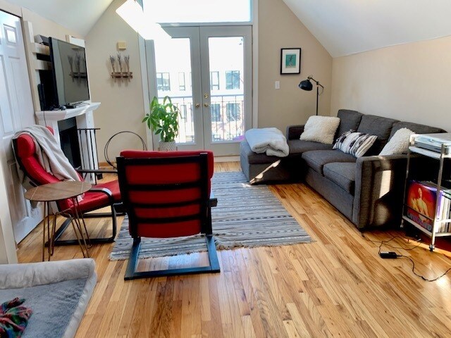 3216 N Racine Ave Unit 003, Chicago, IL 60657 - Condo for Rent in Chicago, IL | Apartments.com