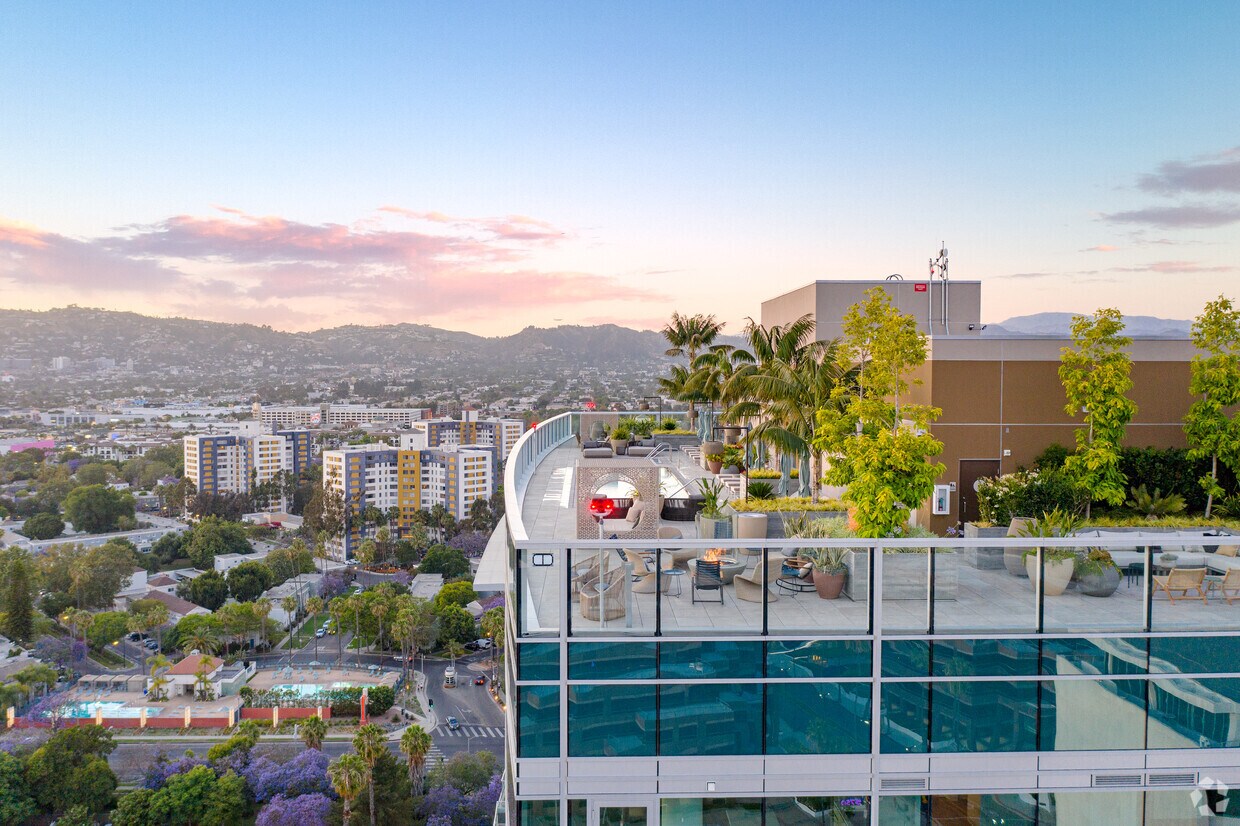 One Museum Square - Apartments in Los Angeles, CA | Westside Rentals