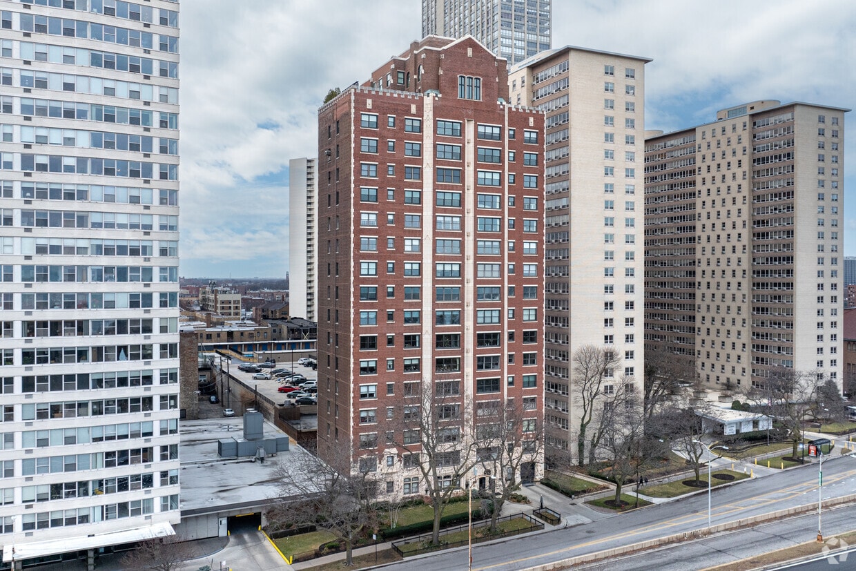 Lake Shore Towers - 3920 N Lake Shore Dr Chicago, IL 60613 | Apartments.com