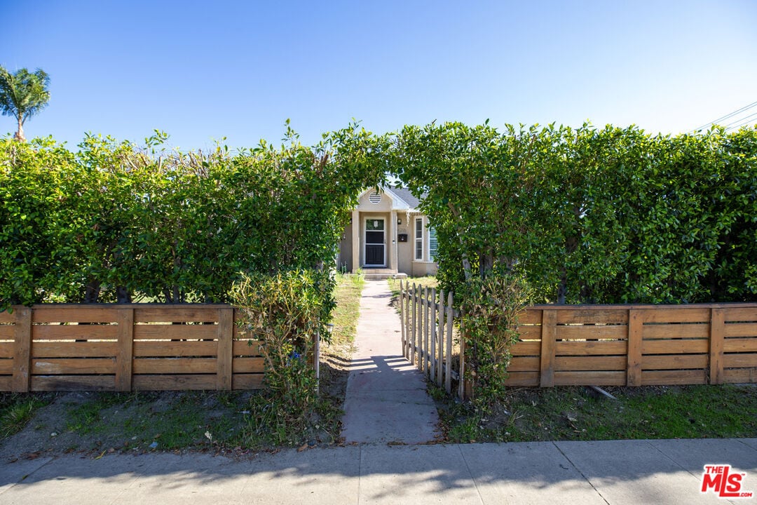 4216 W Victory Blvd, Burbank, CA 91505 - House Rental in Burbank, CA | Apartments.com